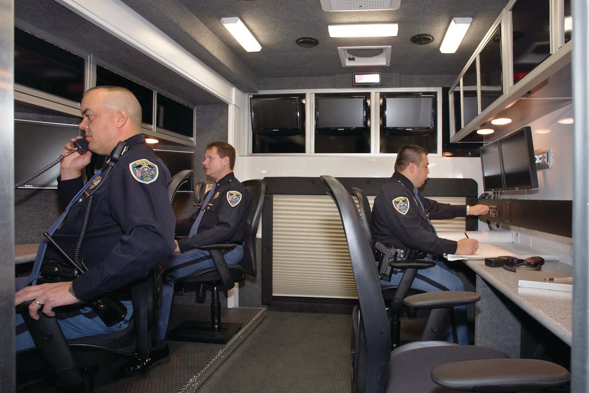 Communications vehicle | Officer