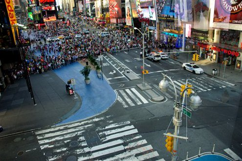 Bomb Scare Shuts Down Times Square | Officer