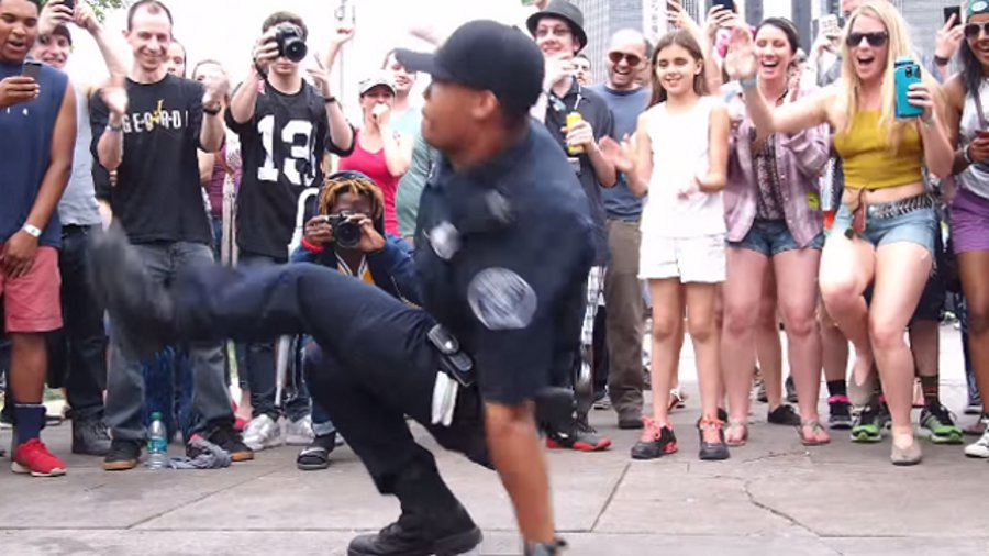 Detroit Police Officer Shows Off Dance Moves | Officer