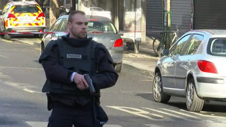 Paris Police Shoot Man With Knife at Station | Officer