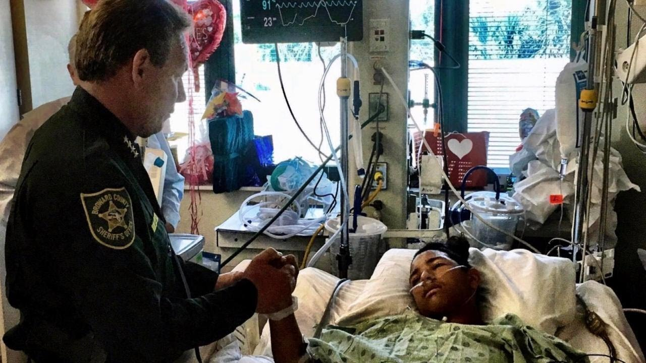 Florida Sheriff Visits Hero Teen Who Used Body to Shield Classmates ...