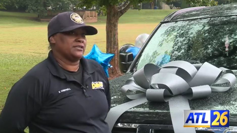 Atlanta Police Officer Donates Car to Single Mom With Five Kids | Officer