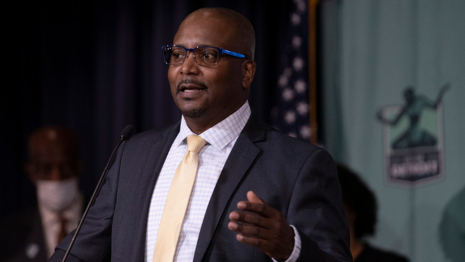 Detroit Mayor Names New Police Chief | Officer