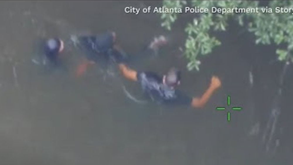 Watch Atlanta Police Officers Swim Lake to Catch Fleeing Suspect | Officer