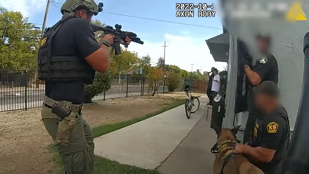 Video: Calif. SWAT Deputies End Tense Hostage Situation | Officer