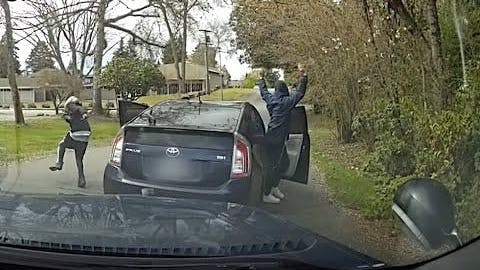 Watch Seattle Police Chase Down Suspects after Armed ATM Carjacking ...