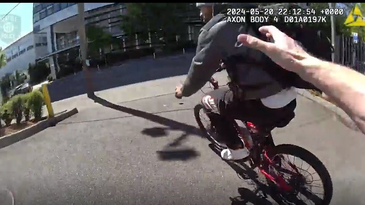 Watch Seattle Police Officer on Foot Chase Down Armed Bicycle Suspect ...