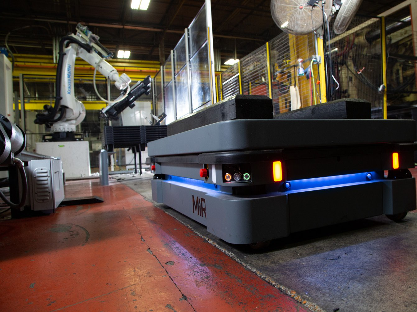 Robot moves stacks of pallets | Automation World